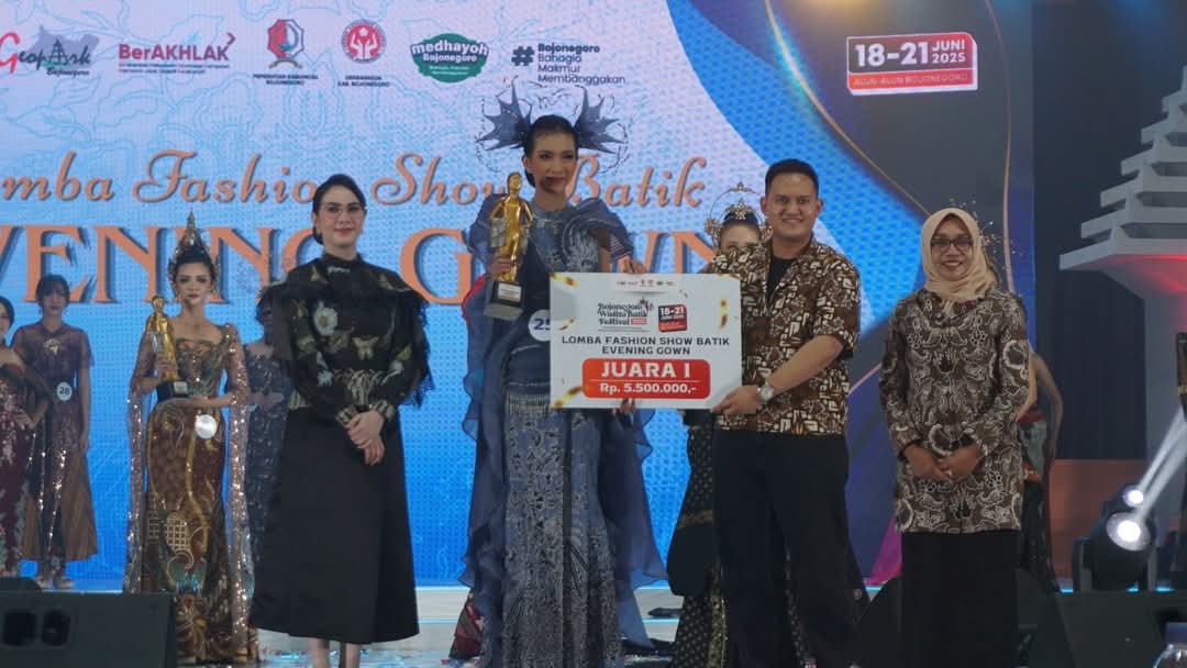 Tampil Glamor, Gaun Batik Malam di BWBF 2025 Bikin Penonton Terpukau ...