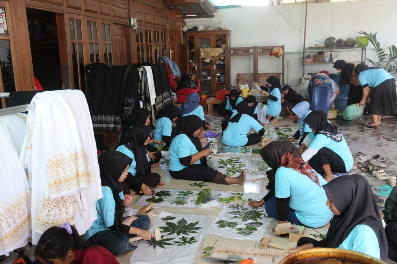 Batik Obor Sewu Dijiplak, Penerus Ajaran Samin Angkat Bicara - Orbit ...