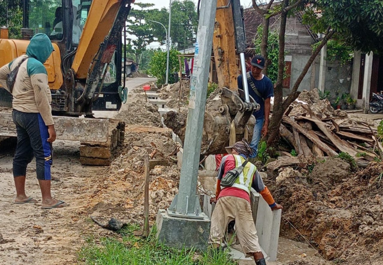 Proyek Drainase Desa Jati Tuban Amburadul, Diduga Dikerjakan Asal Cepat ...